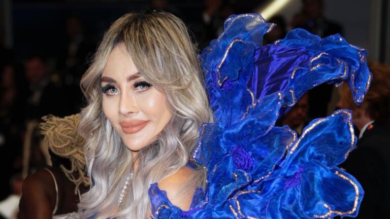 Mirka Howard: Perjalanan Model Indonesia yang Menjadi Ikon Mode di ...